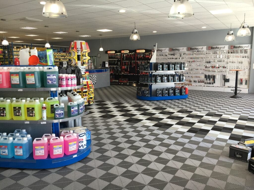 Dalles de sol clipsables pour magasin et espace commercial