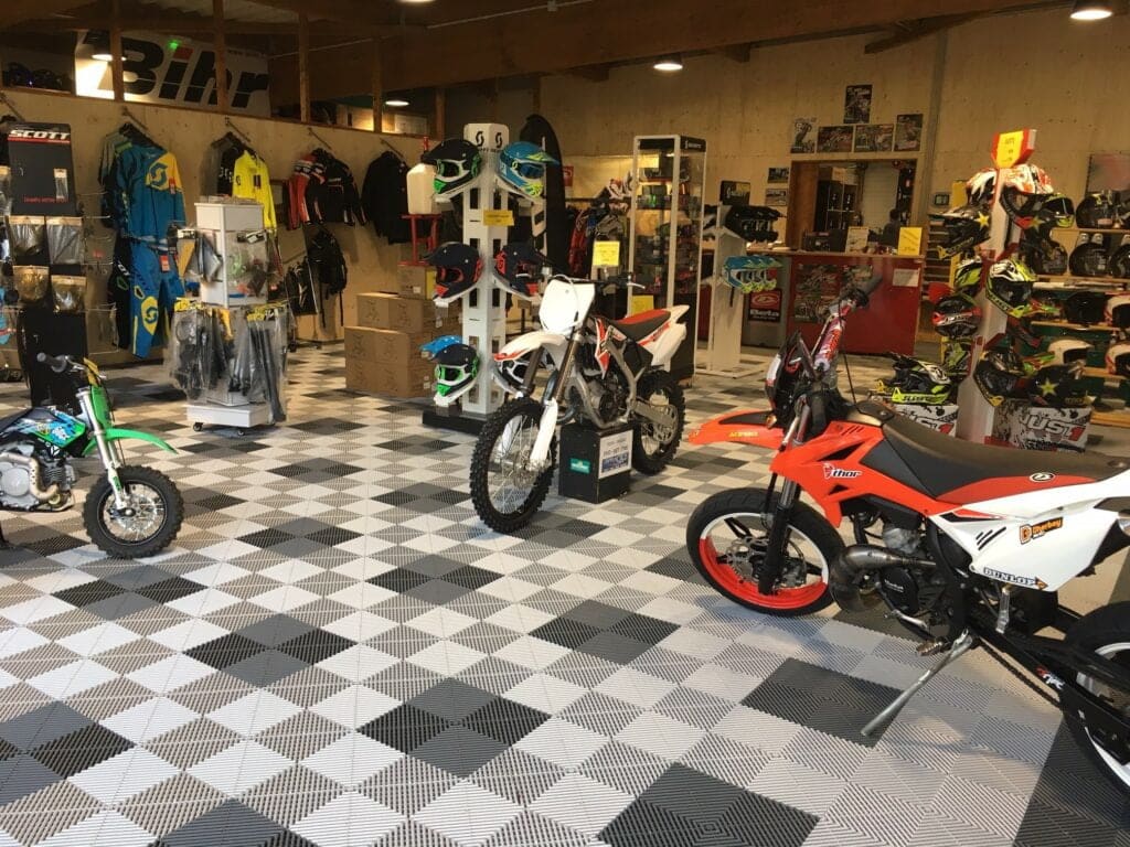 Dalles de sol clipsables pour magasin et espace commercial